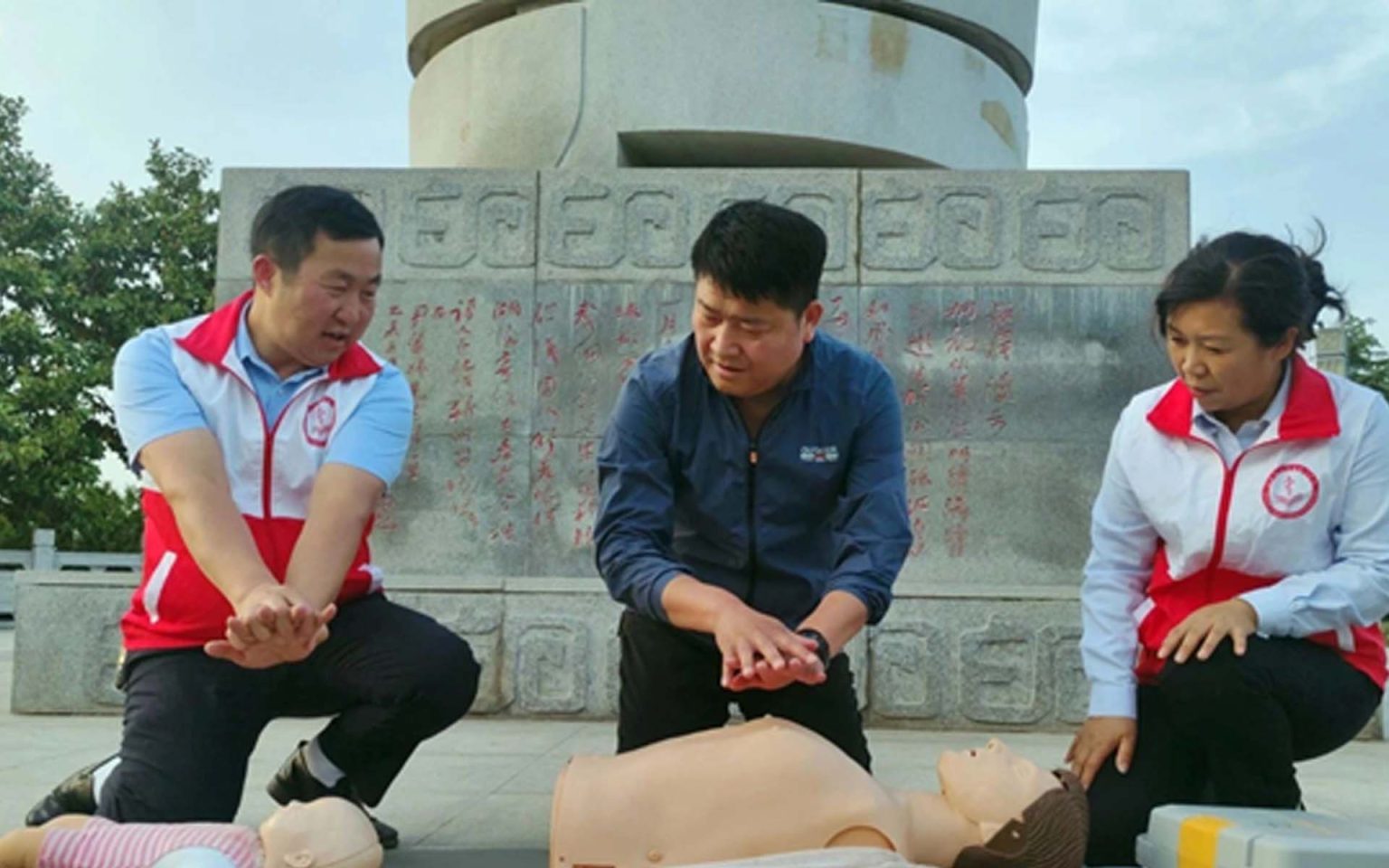 Chinese Couple Runs 'First-Aid Stall' For Eight Years to Teach Life ...